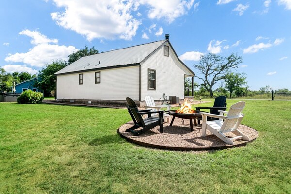 Country Haus | 2/2, Hot Tub, Fire-pit & Grill, Access To Community Pool - Fredericksburg, TX
