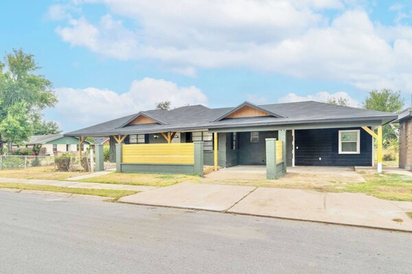 Spacious In Downtown Mcallen - 매캘런