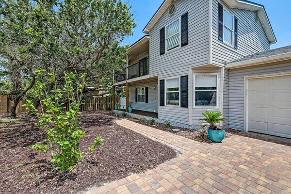 Florida Breeze |Pool & Jacuzzi| 2-min Walk To Bch - St. Augustine, FL