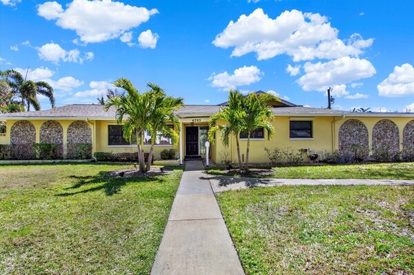 Tropical Escape  Is A 6-bd/3bth Home Pool, Games Room & Near Beach W/wifi & Ac - St. Pete Beach, FL