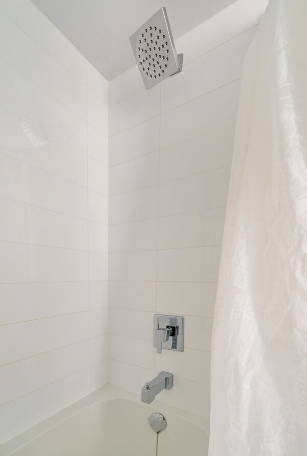 Shavys Cozy Room In A Two Bedroom Apartment - Toronto