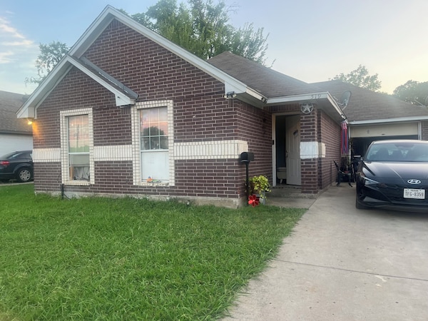 Charming 3-bedroom House With Wifi, Ac In Heart Of Dallas - Dallas, TX