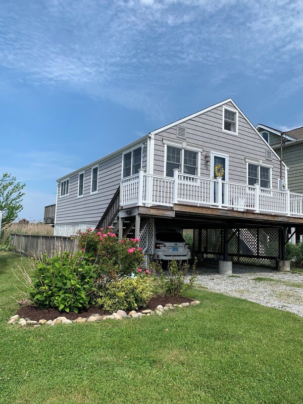 Chalker Beach Cottage, Steps To Private Beach. - Connecticut