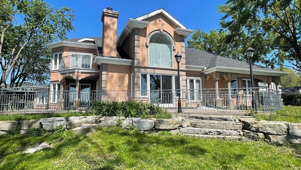 Luxury Riverside Villa With Magnificent Riverviews - モントリオール