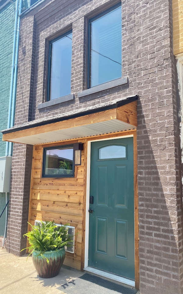 Cozy Studio In Historic Building On Girard Square Open Loft With King Size Bed - Pittsburg, KS