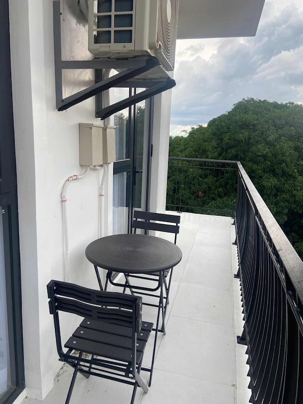 Discover Comfort In The City - Cozy 1 Bedroom Condo Awaits - Batangas