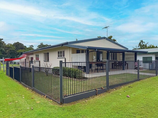 Salty Lodge -Absolute Beach Front - Kurrimine Beach
