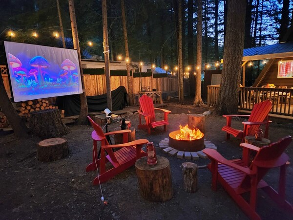 Magic Mushroom A-frame Cabin With Wood-burning Hottub - Sunshine Valley, BC