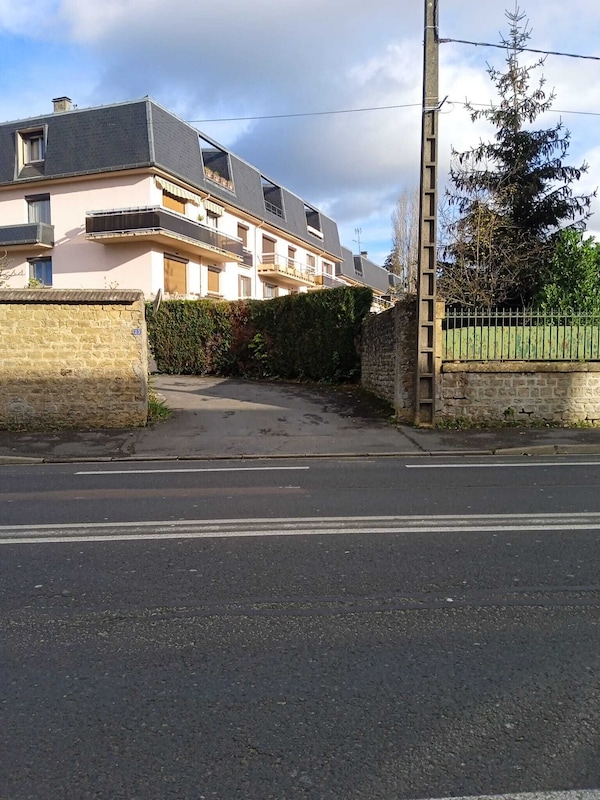 L'appt Du Vieux Qui Ne Voulait Pas Fêter Son Anniversaire\npark. Privatif Gratuit - Sedan