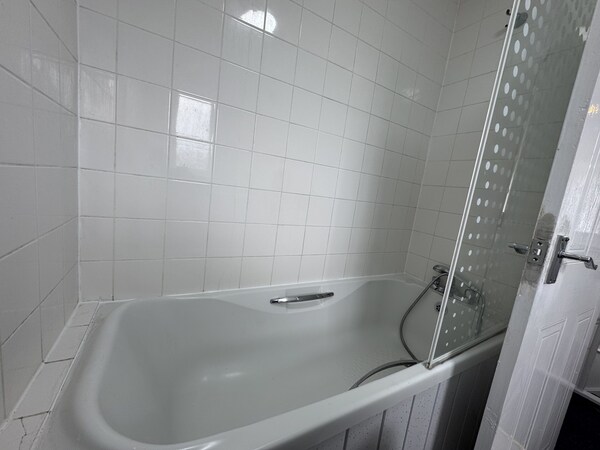 Lit-confort-salle De Bain Partagée-vue Sur Rue-simple Chic - Luton