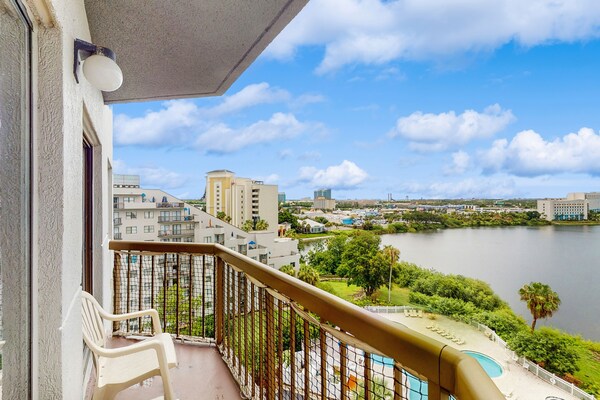 Charming Home Boasting Waterfront Views With Pool, Hot Tub And Wifi - Orlando