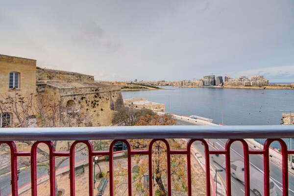 Unique Seafront Loft Overlooking Valletta's Views - La Valette