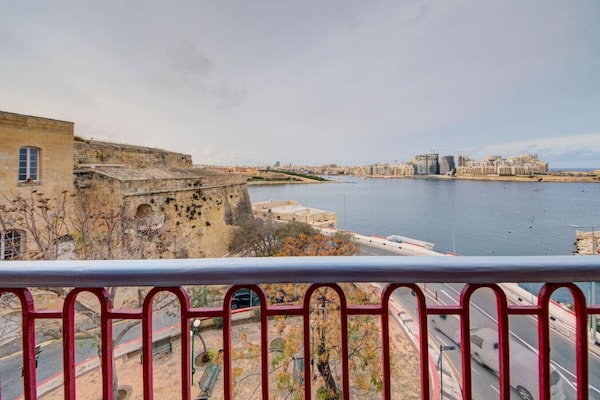 Unique Seafront Loft Overlooking Valletta's Views - La Valette