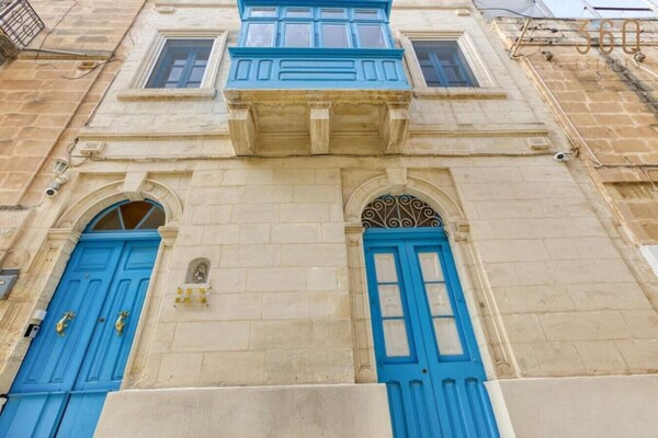 Stunning Studio With Maltese Balcony In Cospicua - Malta International Airport (MLA)