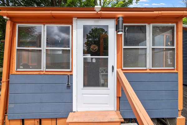 Cottage In Alton Bay  Sleeps 4, Pool, Trails & More! - Lake Winnipesaukee, NH