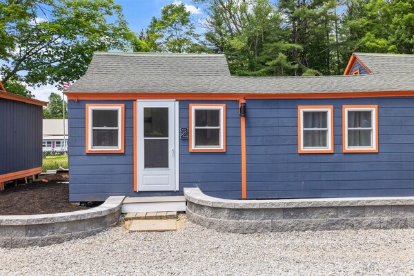 Charming Alton Bay Getaway  1br Cottage, Pool Access & Walk To Lake - New Hampshire
