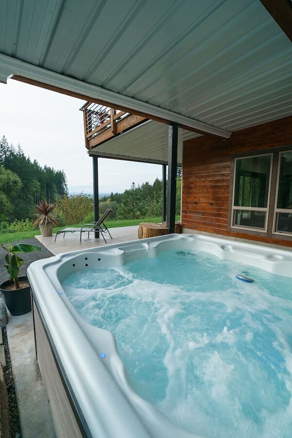 Hilltop Gated Wine Retreat | Views + Hot Tub Bliss - McMinnville, OR