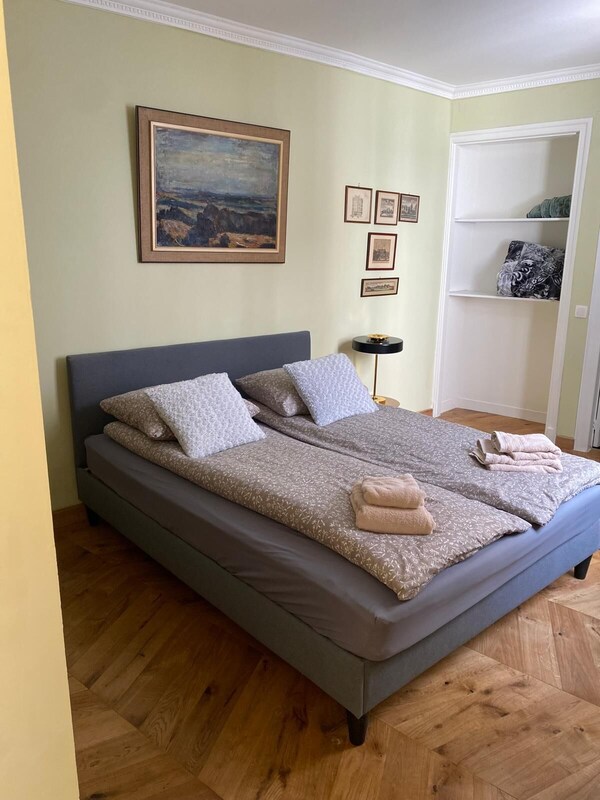 Room With Bathroom In The Center Of The City In A 600-year-old House - Le Coq