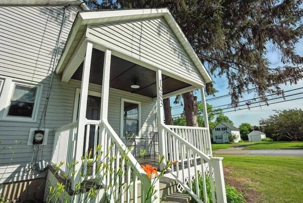Backyard Bungalow  2br Near Btv + Fenced Yard - Burlington, VT