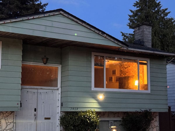 A Cozy Home, Centrally Located With Free Parking - New Westminster