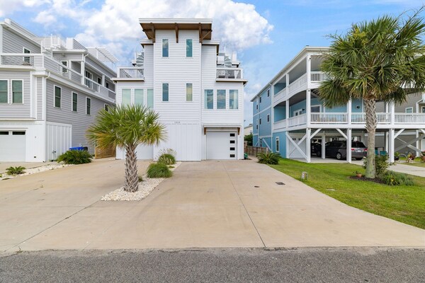 Coastal Retreat-ocean View Sleeps 10-rooftop Deck - Kure Beach, NC