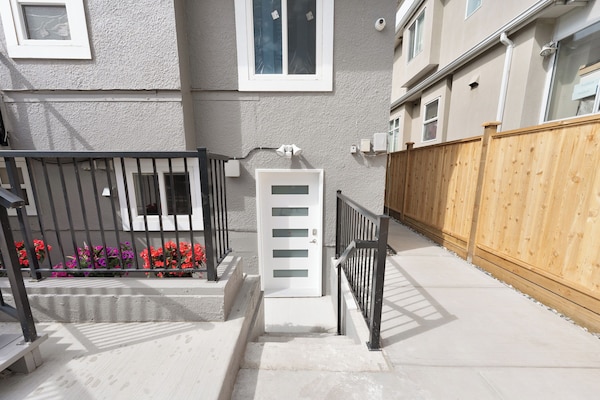 Private Newly Renovated  1 Bed 2 Baths Suite In Central Location - Richmond