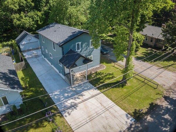 Benton Beach House: Bike To Beach & St. Joseph River, Arcade Games, Cornhole - Benton Harbor