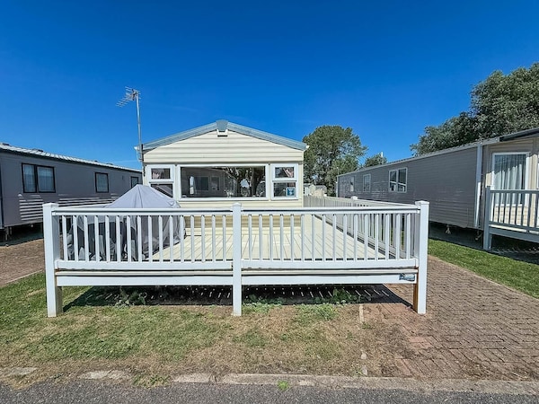Homely 8 Berth Caravan With Decking To Relax On At Naze Marine, Ref 17009wc - Walton-on-the-Naze