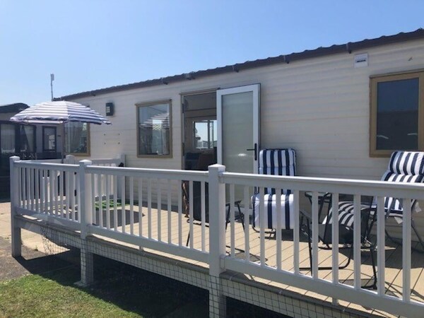 Great Caravan With Decking And Wi-fi At Dovercourt Holiday Park Ref 44002f - Walton-on-the-Naze