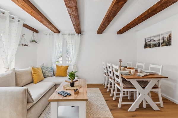 Alpenzauber Chalet | Mountain View, Near Braunwald - Bathtub And Parking Lot - Glarus