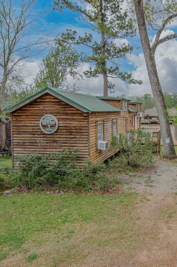 Dock Holiday - Waterfront / Nature / Hot Tub: Enjoy A Cozy Getaway! - Louisiana