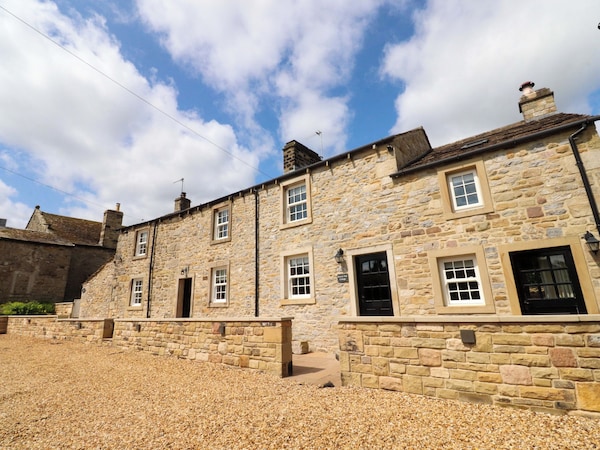 Rose Tree Cottage, Pet Friendly, Character Holiday Cottage In Skipton - 스킵톤
