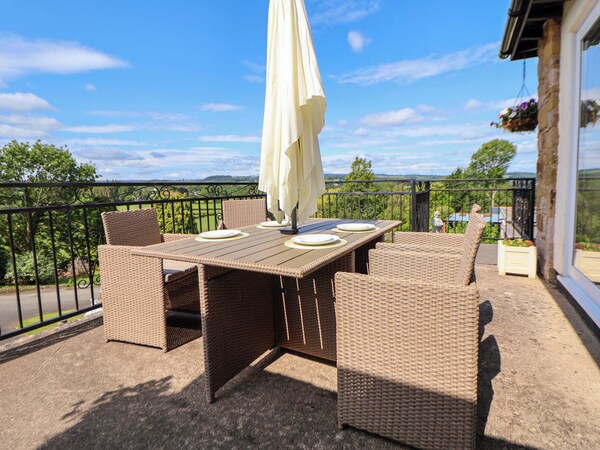 The Old Barn, Pet Friendly, Character Holiday Cottage In Pentre Celyn - Shropshire