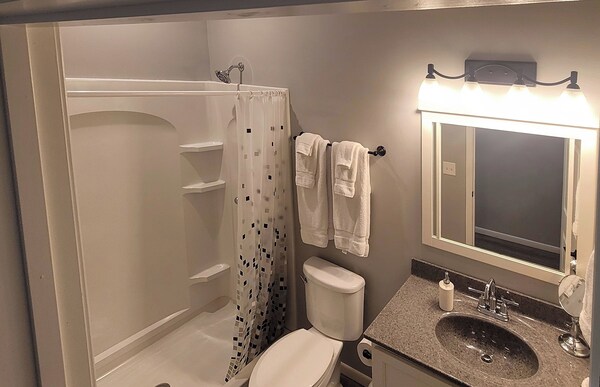 Remodeled Downtown Studio With Remarkable Views! - The Lake, Luverne