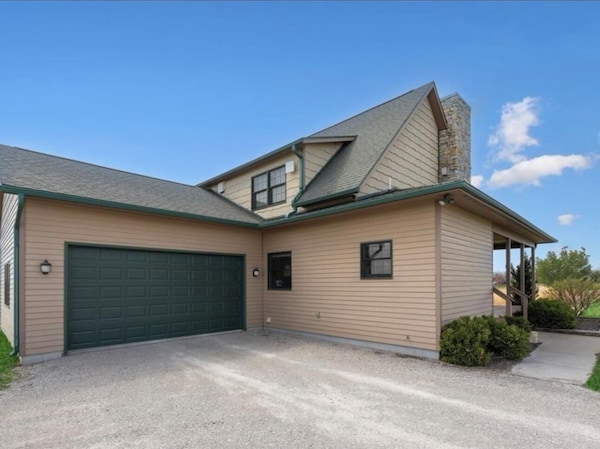 Relaxing Getaway Near Rathbun Lake  Sleeps 10 - Rathbun Lake, IA