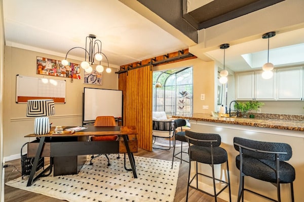 Sunlit Designer Home With Tranquil Sunroom Space - Rowlett, TX