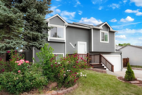 Stylish 4br Retreat - Hot Tub, Game Room & Modern Comforts - Boulder, CO