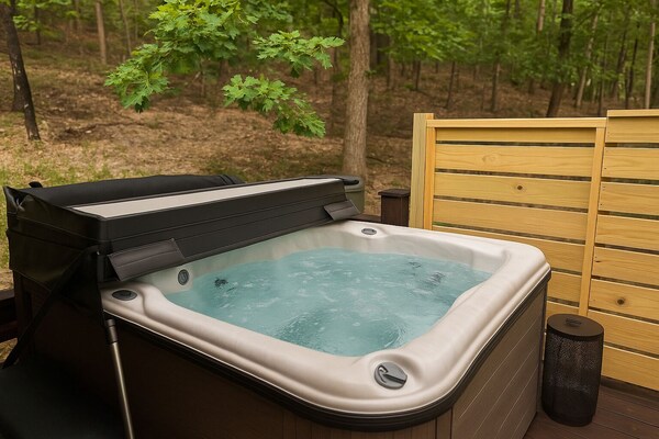 *New* Hot Tub | Modern Cabin | Swing | Fireplace - Eureka Springs, AR