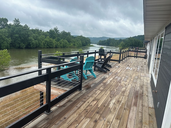 4-bedroom River Front Home Located On The Beautiful Current River In Van Buren - Missouri