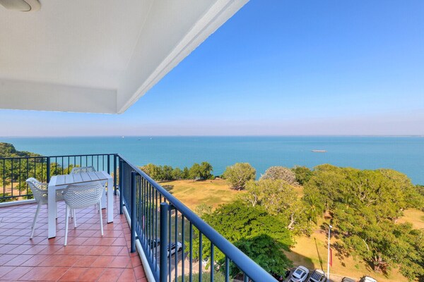 2-bedroom Penthouse Retreat | Water Views, Pool & Balcony - Darwin