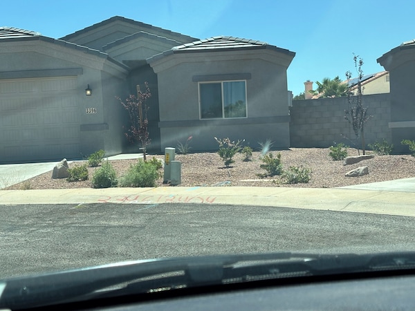 3 Bedroom House In Charming Kingman With Ac, Wifi. Enjoyable Getaway Awaits. - Kingman, AZ