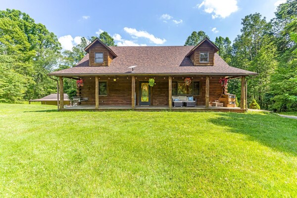 Spacious 5-bedroom Log Cabin Hot Tub, Firepit, Game Rm & Movie  In Hocking Hills - Ohio