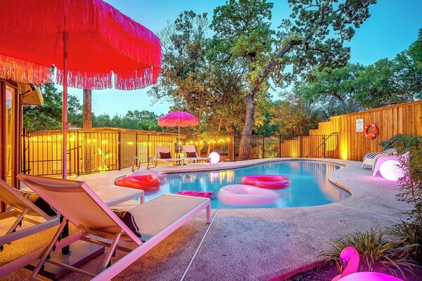 Maximalist Ig-worthy Bachelorette Vibes W/virtue, Saltwater Pool & Poolhouse - Irving, TX