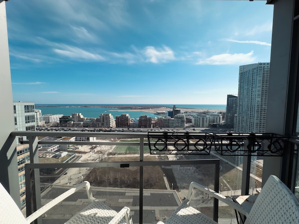 Deluxe Suites Near Cn Tower Rogers Centre Ripley's & Lake Views & Free Parking - Toronto