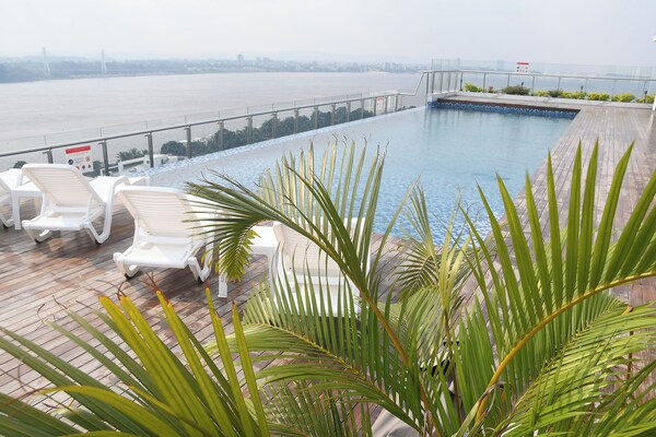 Chic 1-bedroom Apartment With Balcony And Rooftop Riverview Pool Gym And Terrace - 