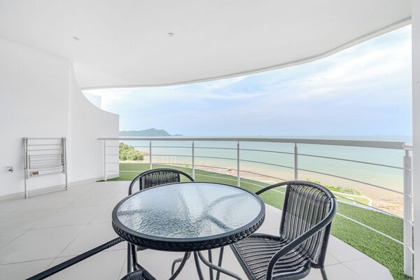 Chill Beachfront Vibes With 3br Ocean Views & Pool - Pattaya City