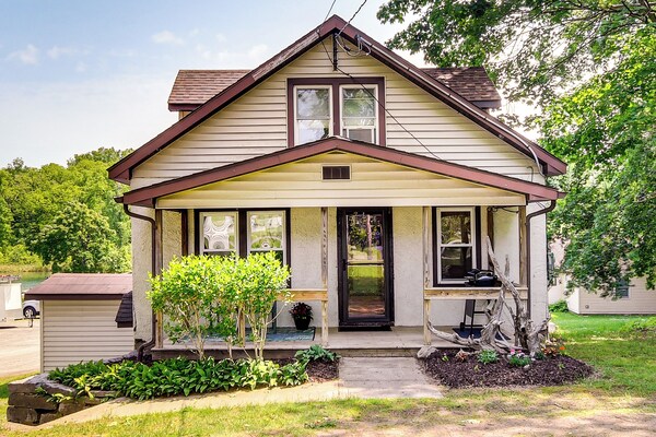 3 Mi To Seneca Lake: Couple's Apt W/ River Access - Seneca Falls, NY