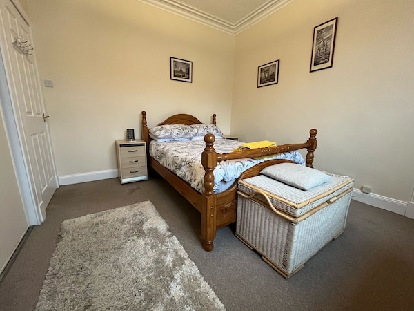 Modern 2 Bedroom Flat Near Train & Bus Stations & Near Beach - Kirkcaldy
