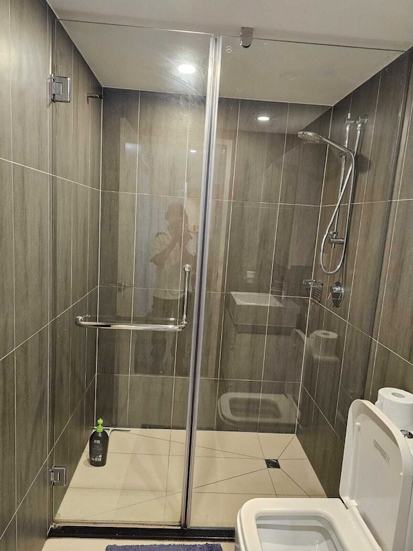 Spacious 3 Bed/2 Full Bath/2 Car Space And 5 Minutes Walk From Train Station - Toongabbie