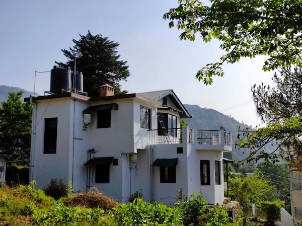 Peaceful Pine Glade Cottage With Fireplaces, Lawn, & Wifi - Near Bhimtal - Bhimtal